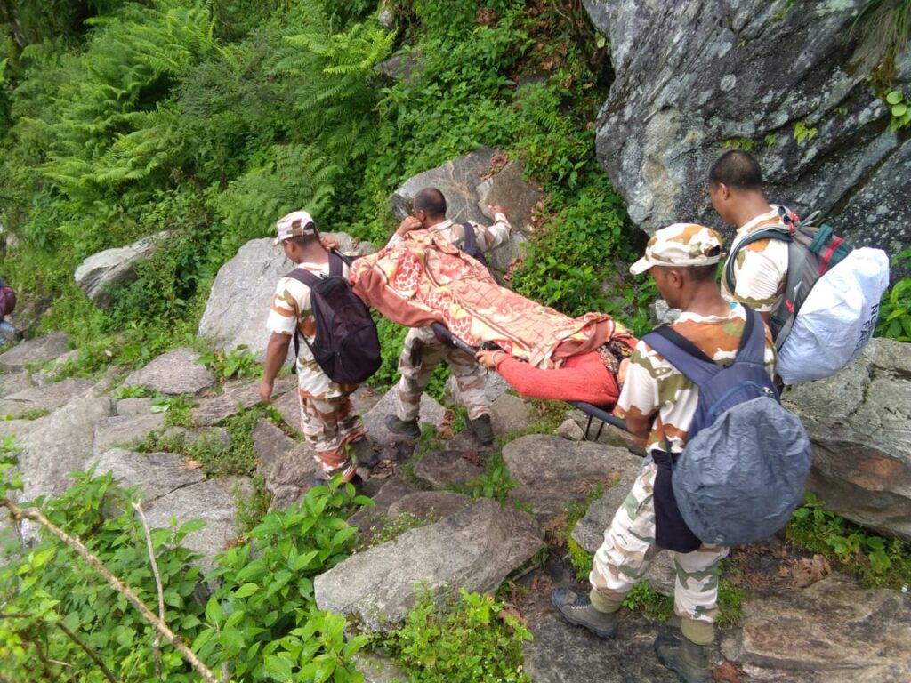 15 hours, 40 kilo meters via flooded areas: heroes rescue woman on ...